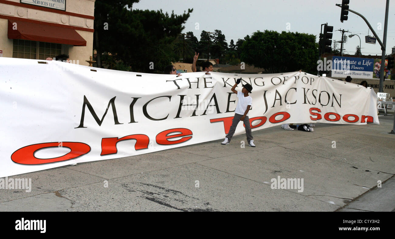 Scenes outside the Michael Jackson's funeral service held at Glendale ...