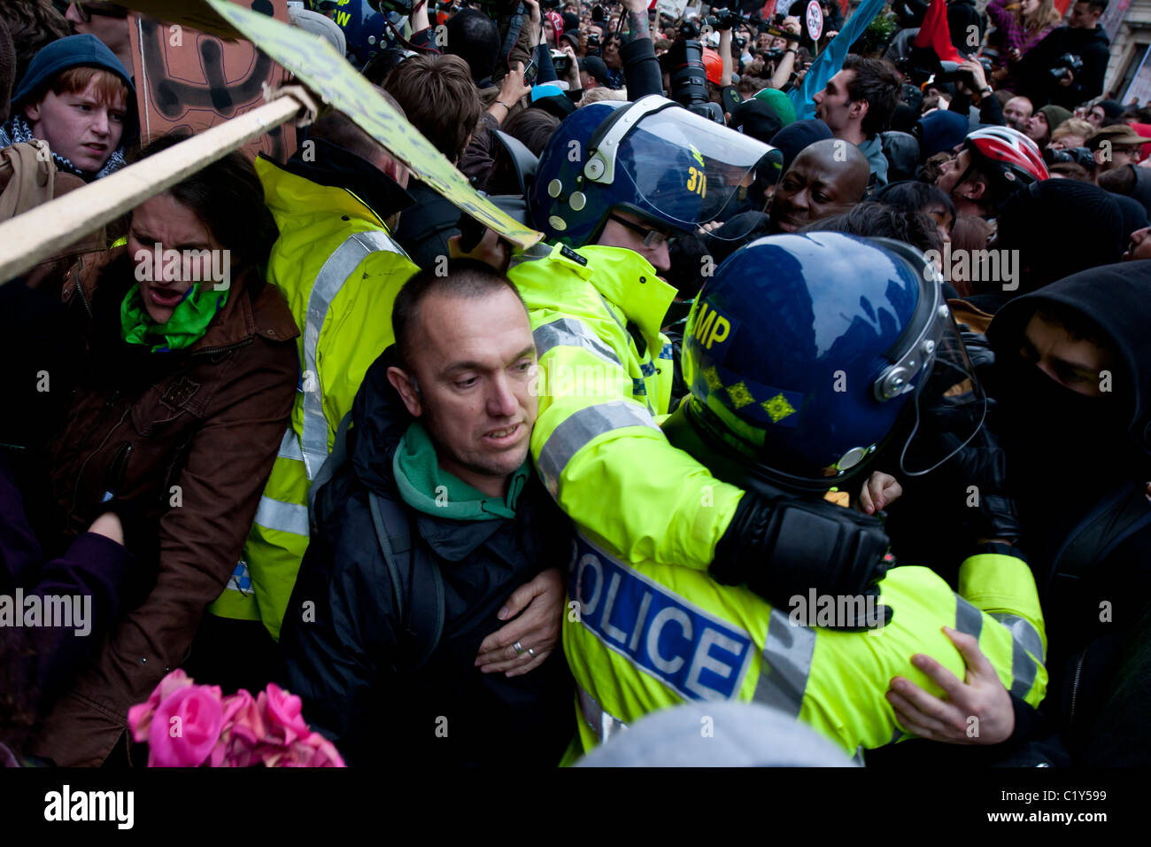 UK Uncut stage a protest which starts off with dancing in Oxford Circus ...