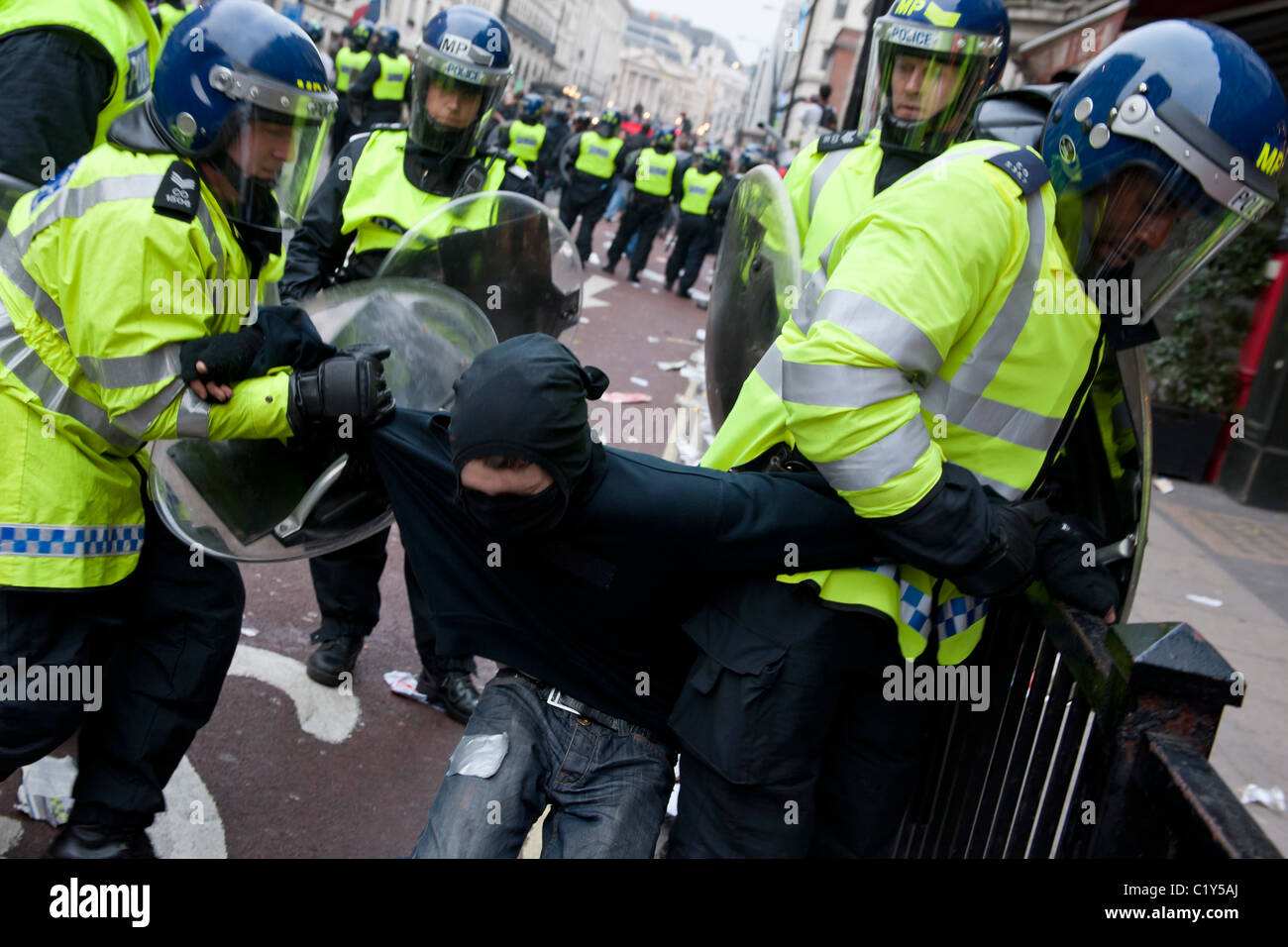 UK Uncut stage a protest which starts off with dancing in Oxford Circus ...