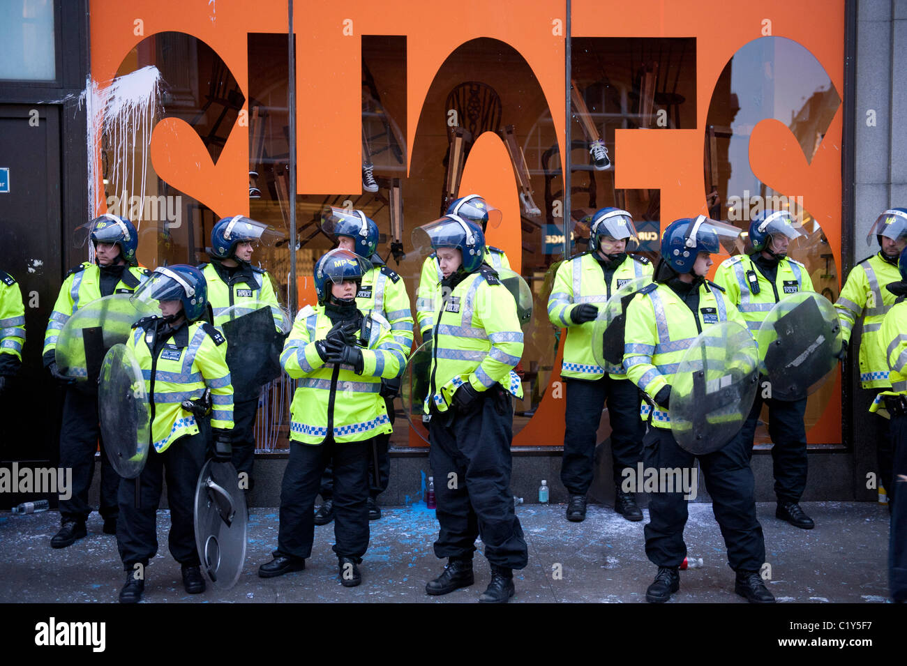 UK Uncut stage a protest which starts off with dancing in Oxford Circus ...