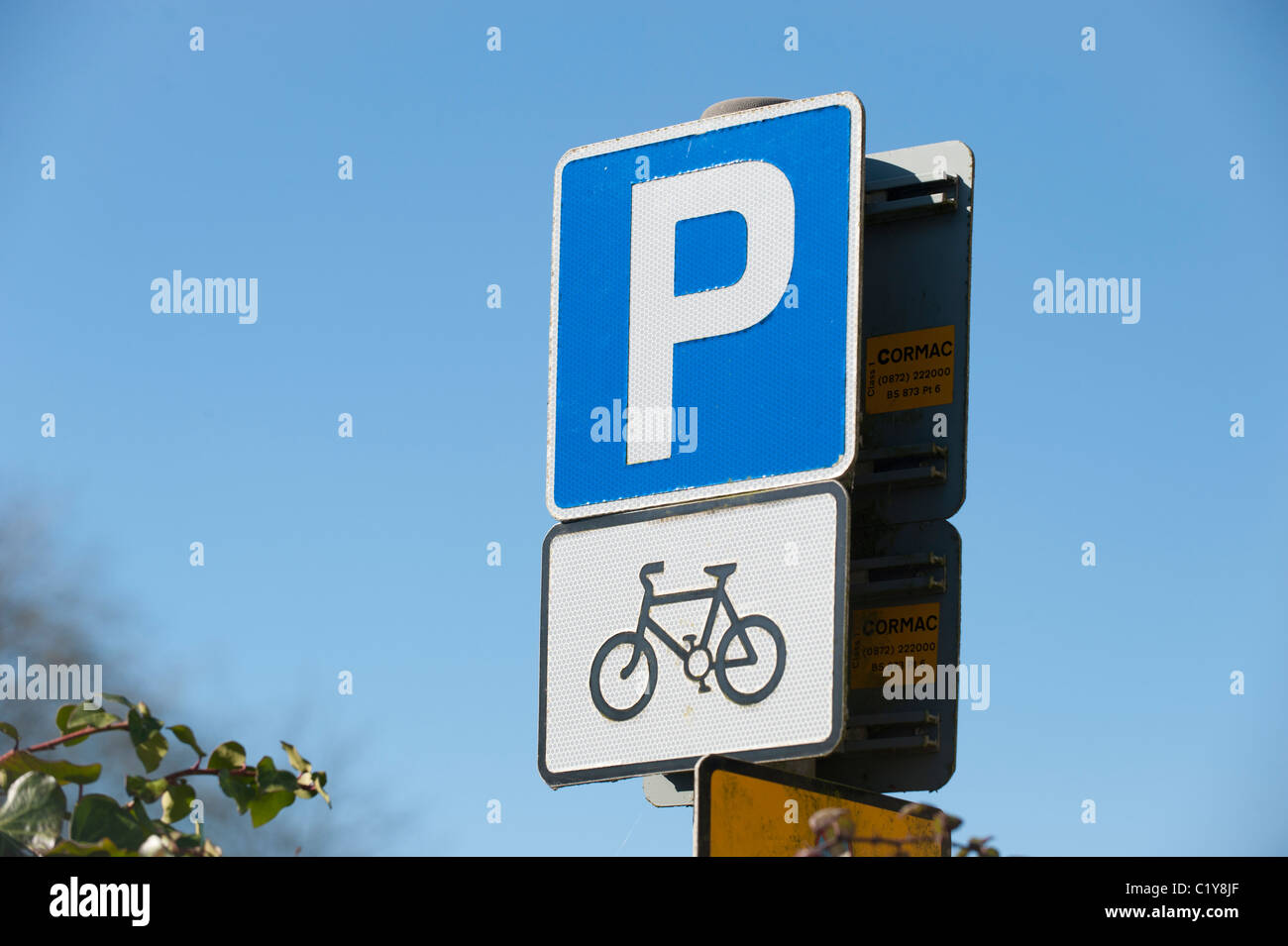 Cycle parking sign hi-res stock photography and images - Alamy