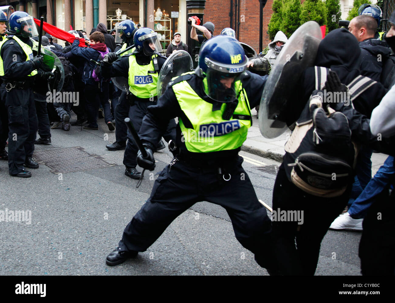Anti capitalists / anarchists go on the rampage through central London ...