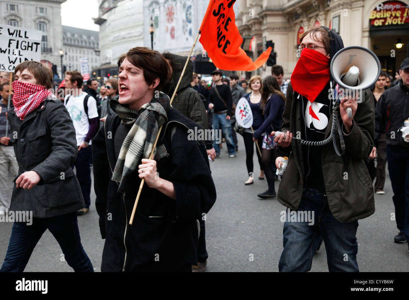 Anti capitalists / anarchists go on the rampage through central London ...
