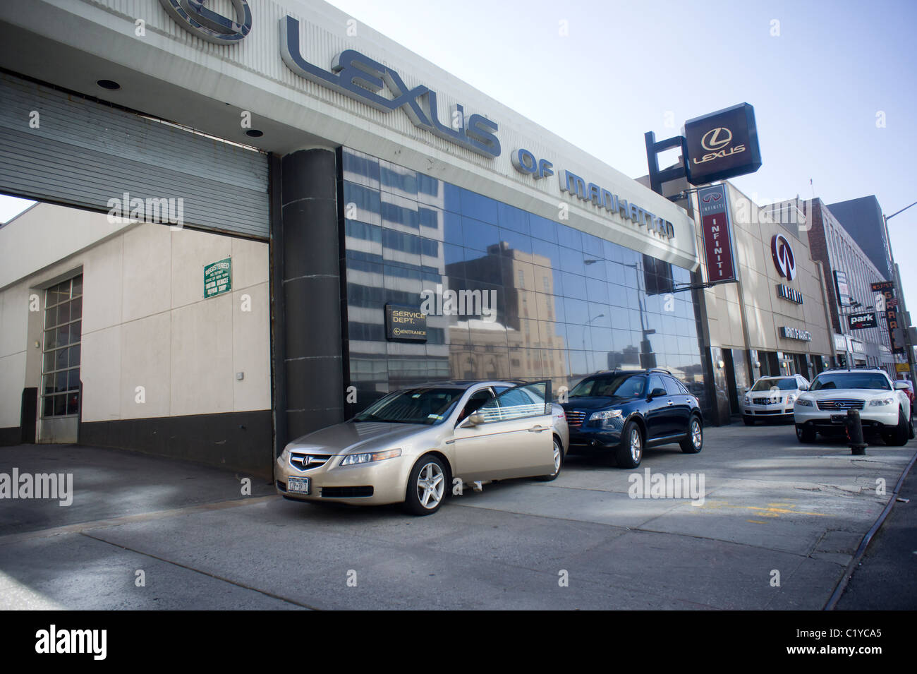Lexus sign hi-res stock photography and images - Alamy