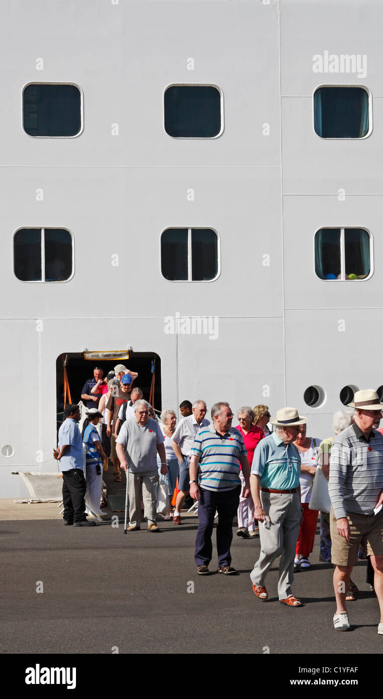 Passengers disembarking cruise hi-res stock photography and images - Alamy
