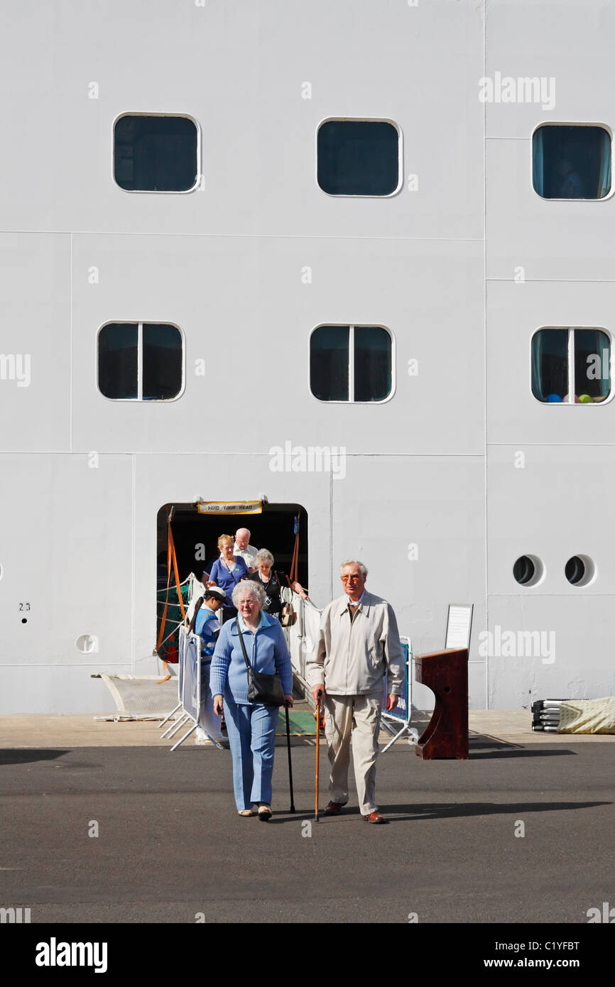 Passengers Disembarking Cruise Stock Photos & Passengers Disembarking ...
