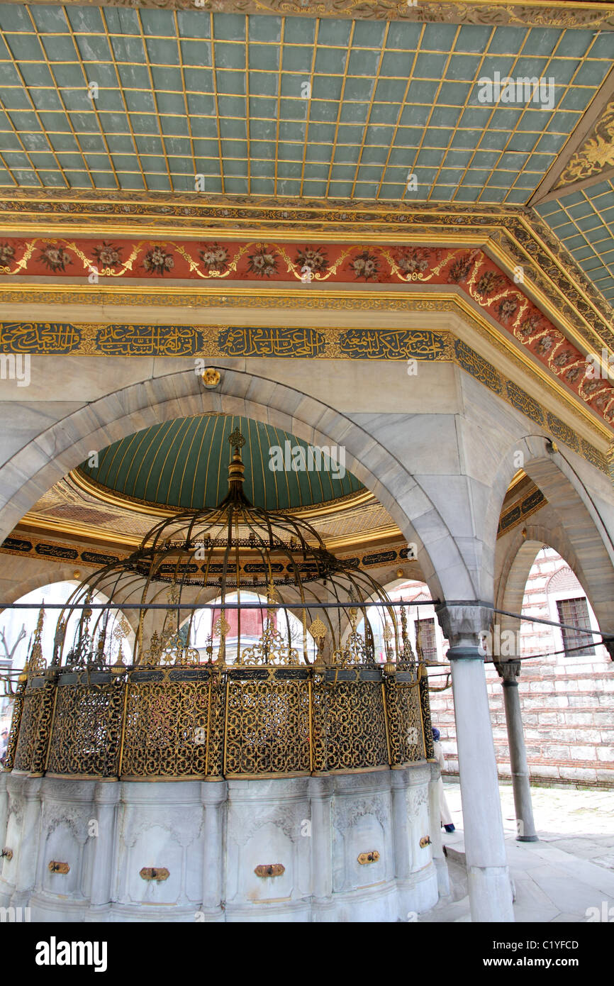 Washing pavilion ablution mosque water hi-res stock photography and ...