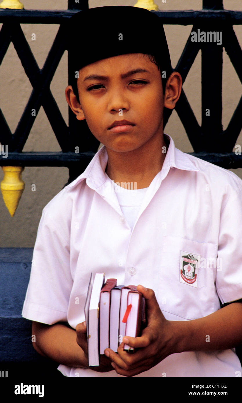 Teen boy school uniform muslim hi-res stock photography and images - Alamy