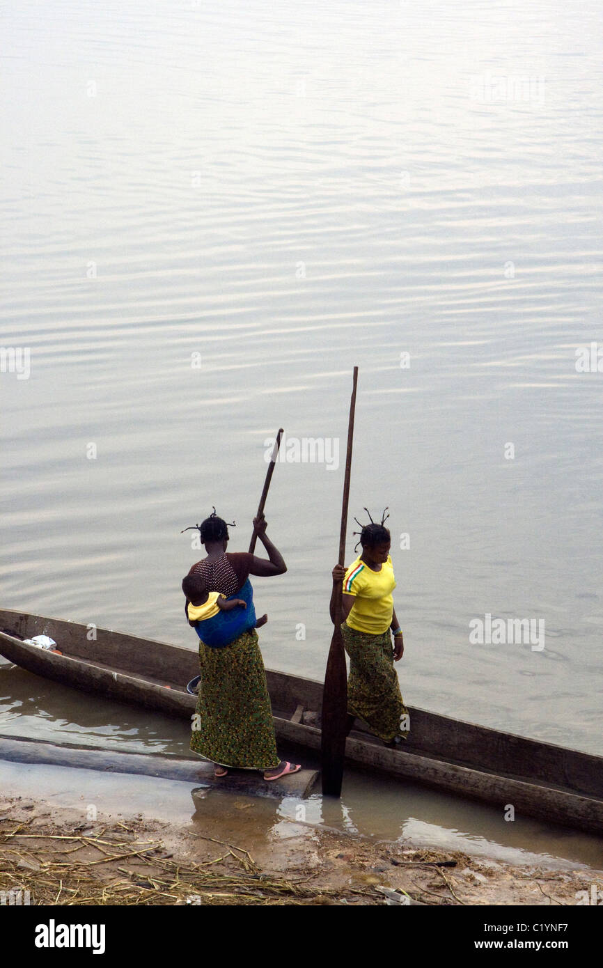 Congo river canoe fish hi-res stock photography and images - Alamy