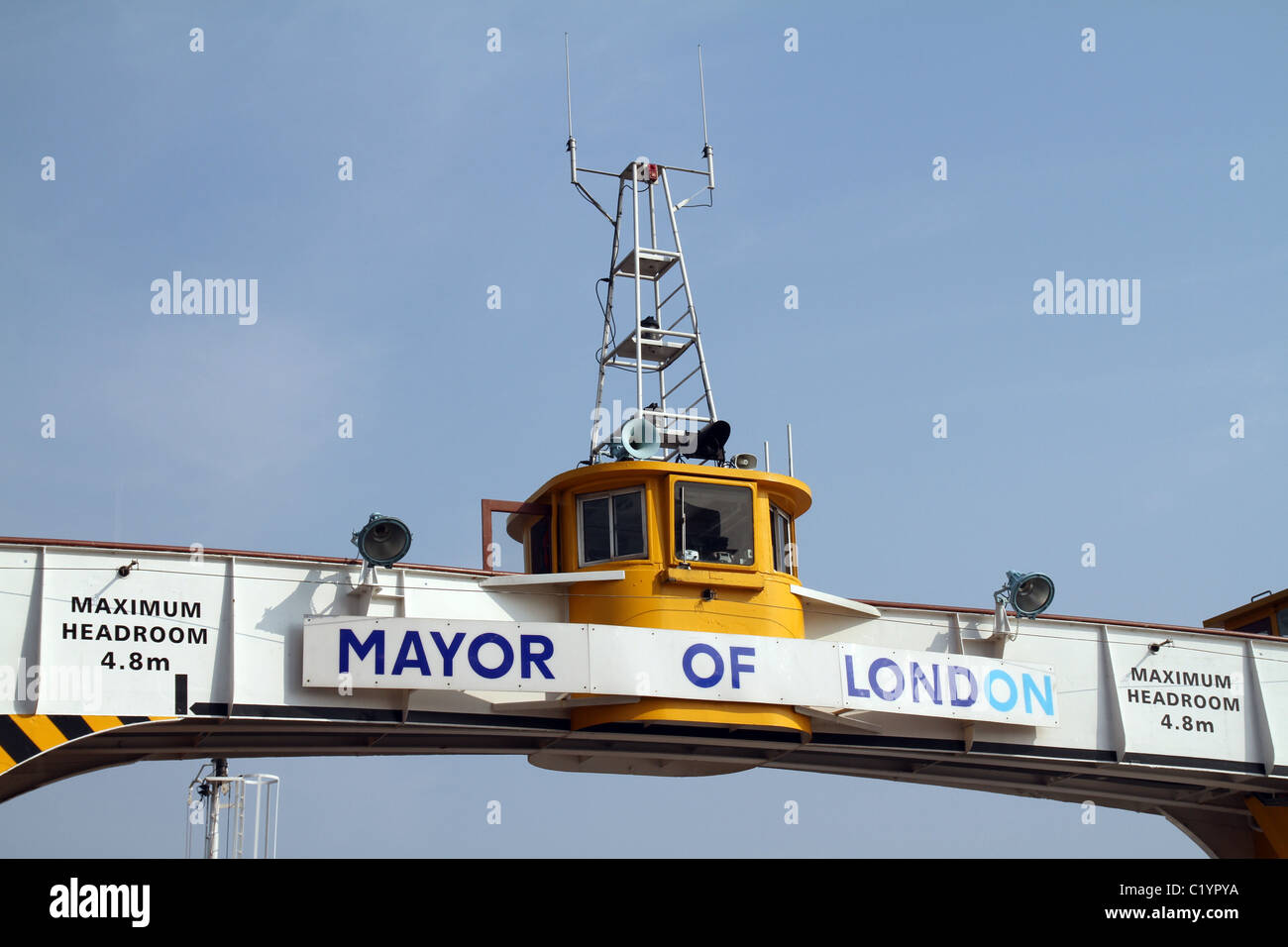 UK. NORTH WOOLWICH FERRY TRANSPORTING PASSENGERS ACROSS THAMES RIVER IN ...