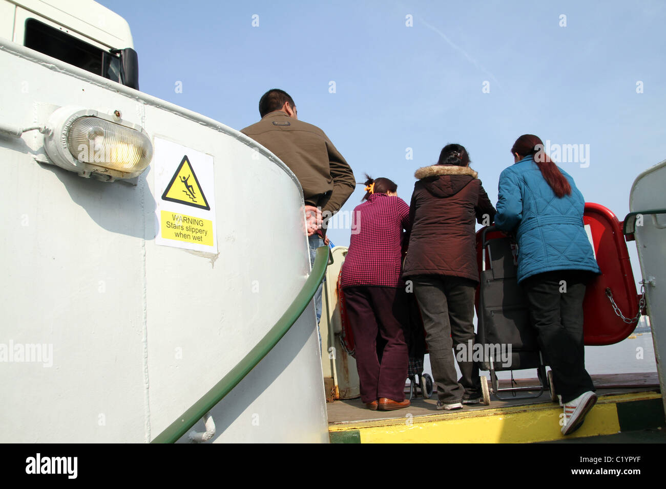 UK. NORTH WOOLWICH FERRY TRANSPORTING PASSENGERS ACROSS THAMES RIVER IN ...