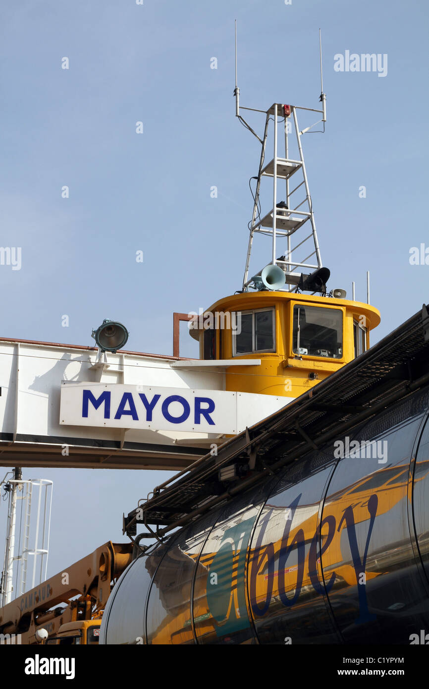 UK. NORTH WOOLWICH FERRY TRANSPORTING PASSENGERS ACROSS THAMES RIVER IN ...