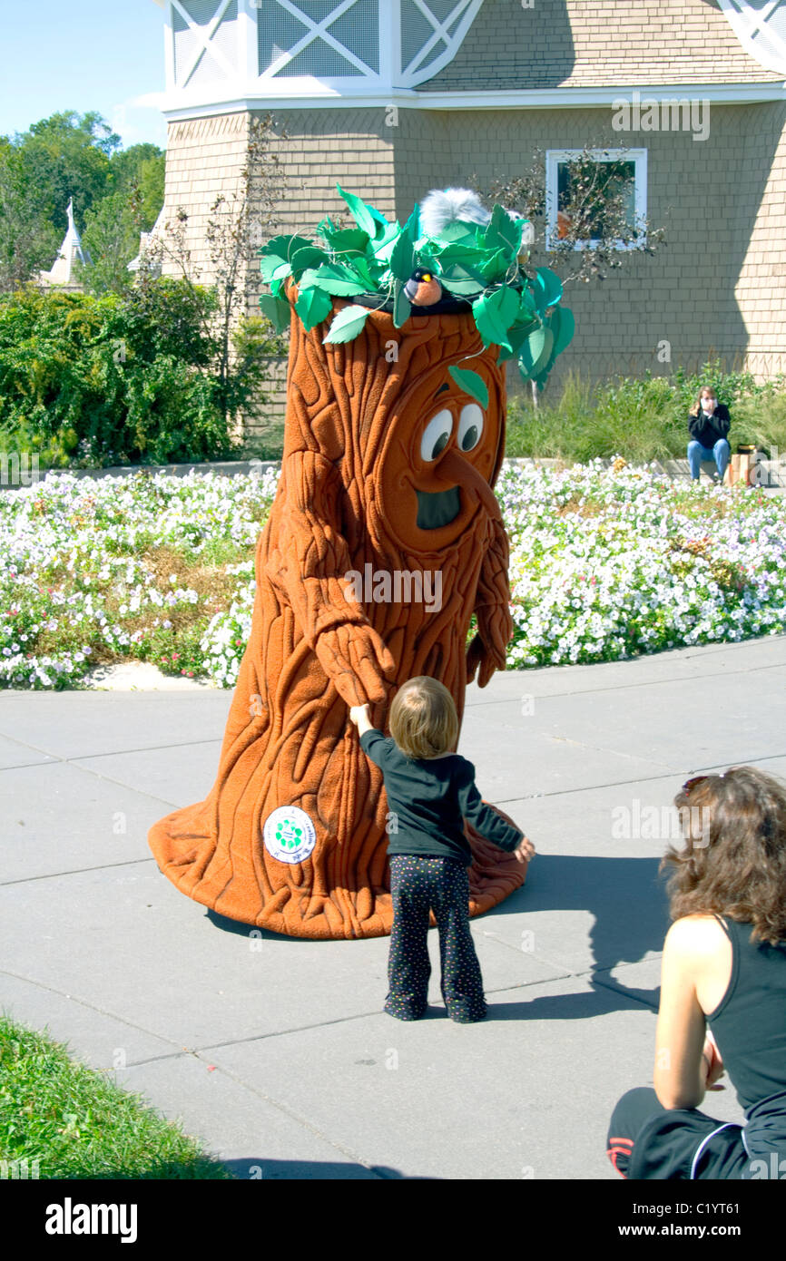 Child shaking hands with woman hi-res stock photography and images - Alamy
