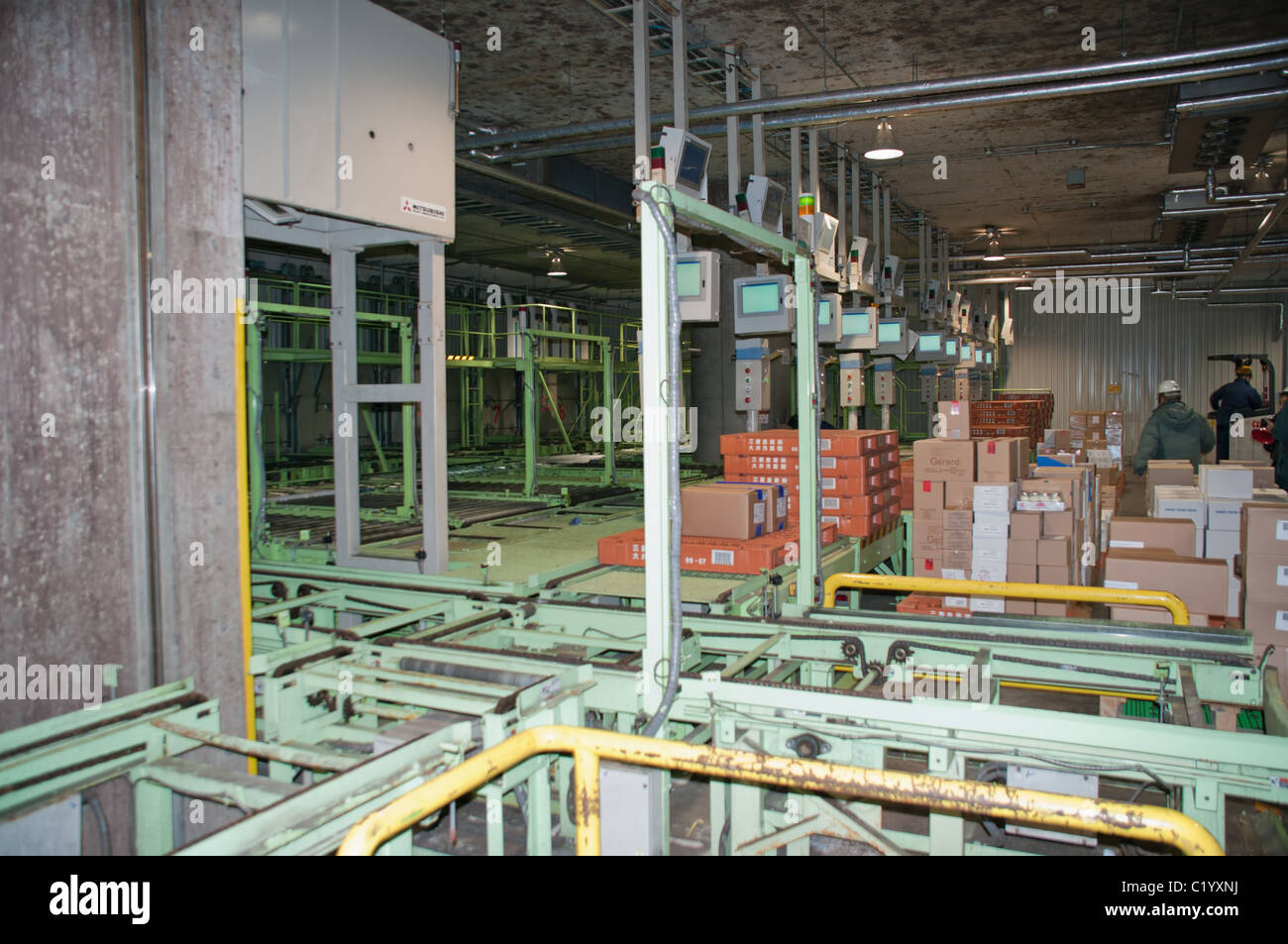 Line on sorting pallet in a logistical warehouse Stock Photo - Alamy