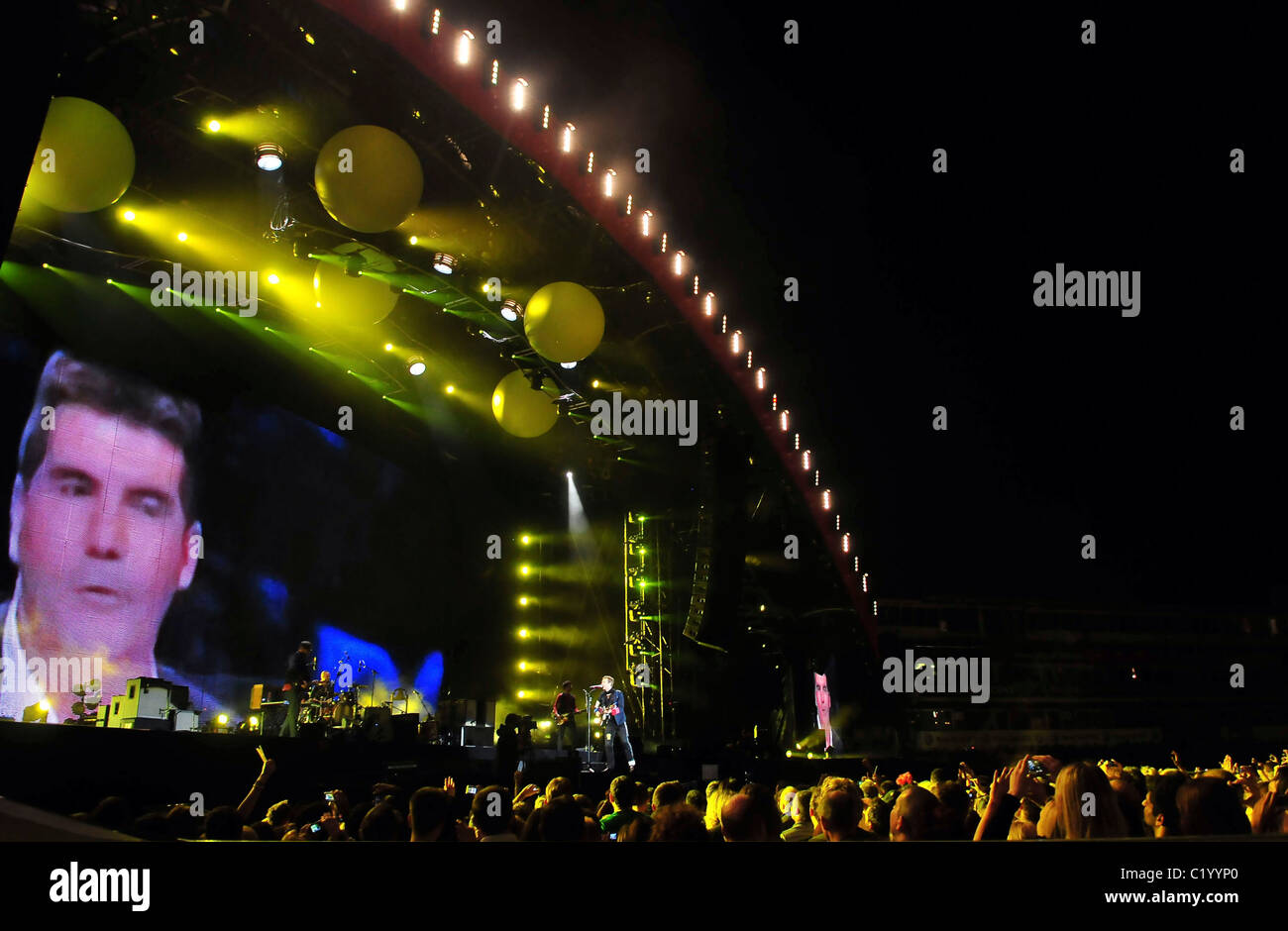 Atmosphere Coldplay perform live at the Lancashire County Cricket Club ...
