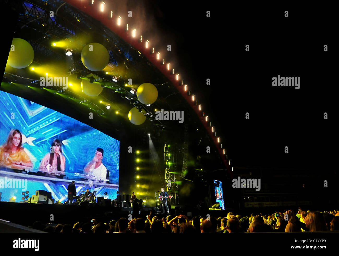 Atmosphere Coldplay perform live at the Lancashire County Cricket Club ...