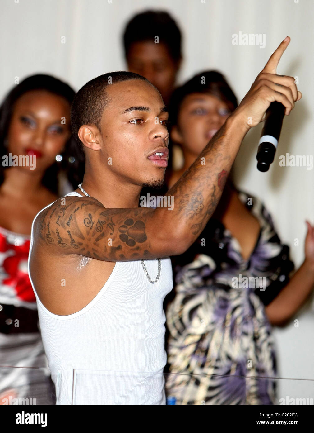 Bow wow performing hi-res stock photography and images - Alamy