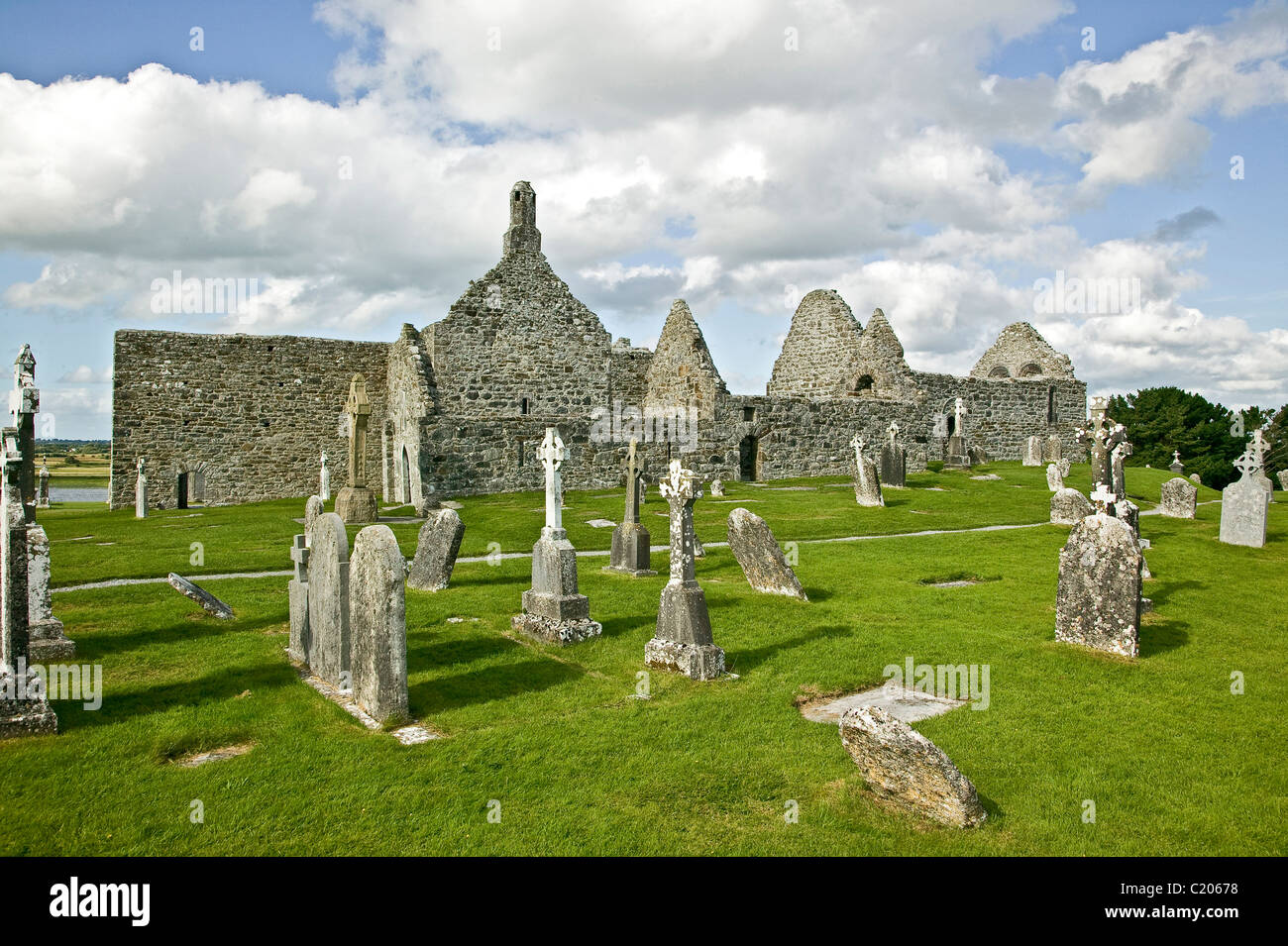 Ireland clonmacnoise cemetery hi-res stock photography and images - Alamy