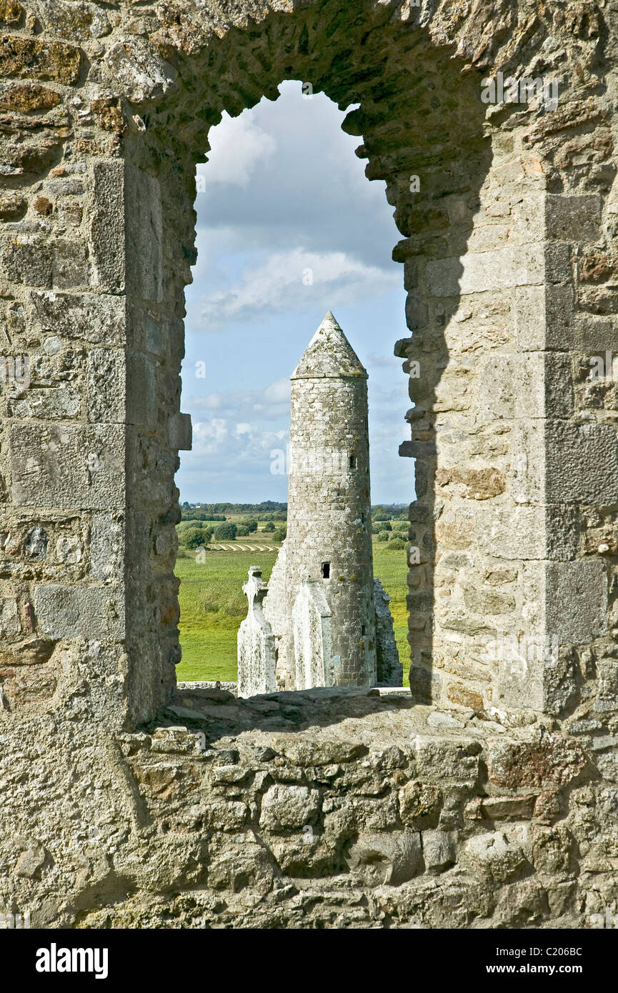 Ireland clonmacnoise cemetery hi-res stock photography and images - Alamy