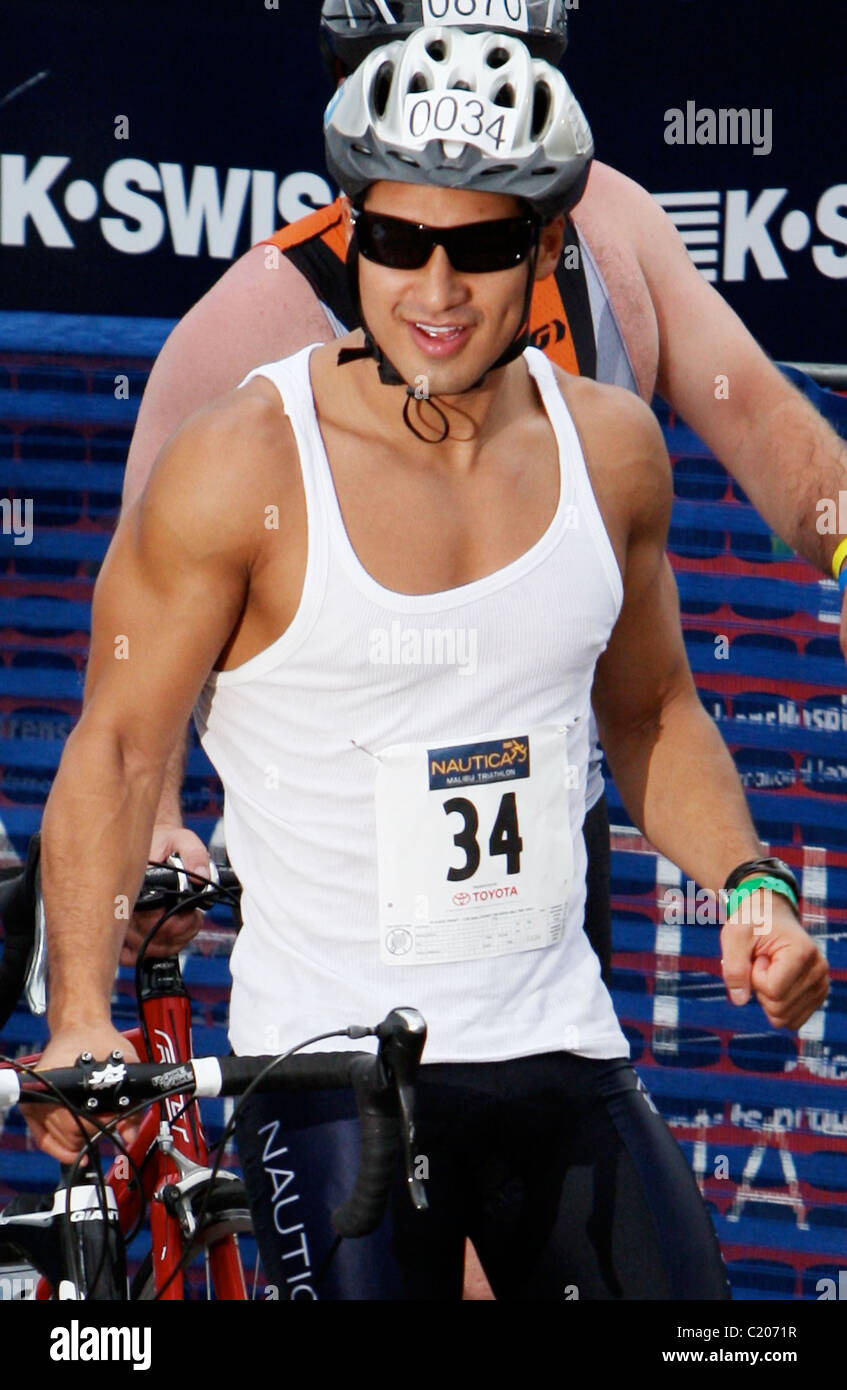 Mario Lopez competes in the The 2009 Nautica Malibu Triathlon Los ...