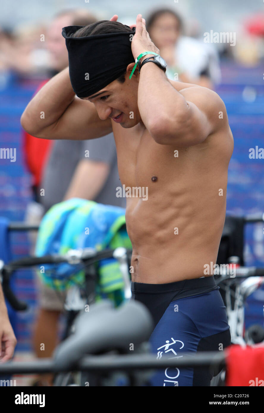 Mario Lopez competes in the The 2009 Nautica Malibu Triathlon Los ...