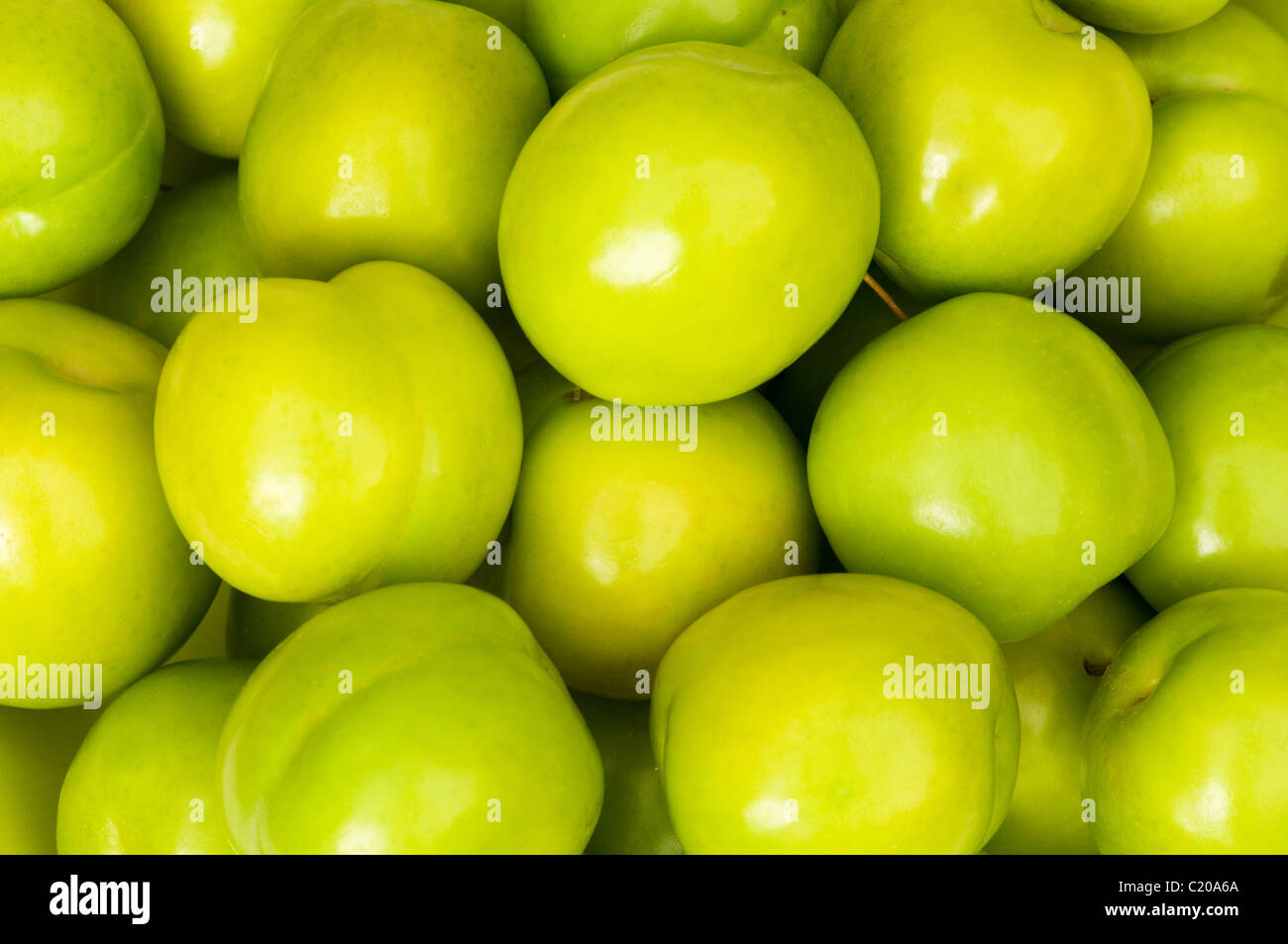 Green apples arranged on the market stand Stock Photo - Alamy