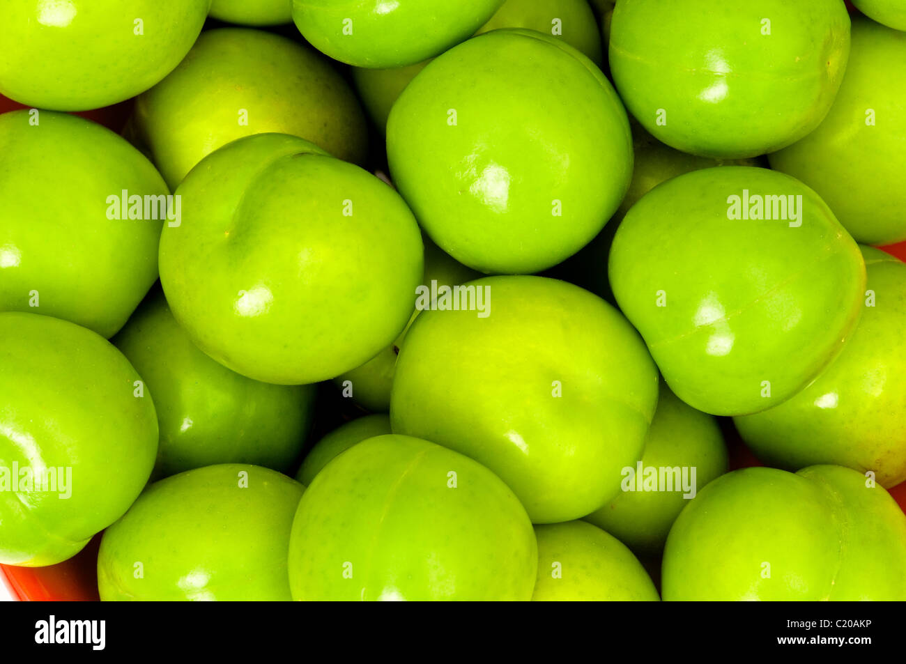 Green apples arranged on the market stand Stock Photo - Alamy