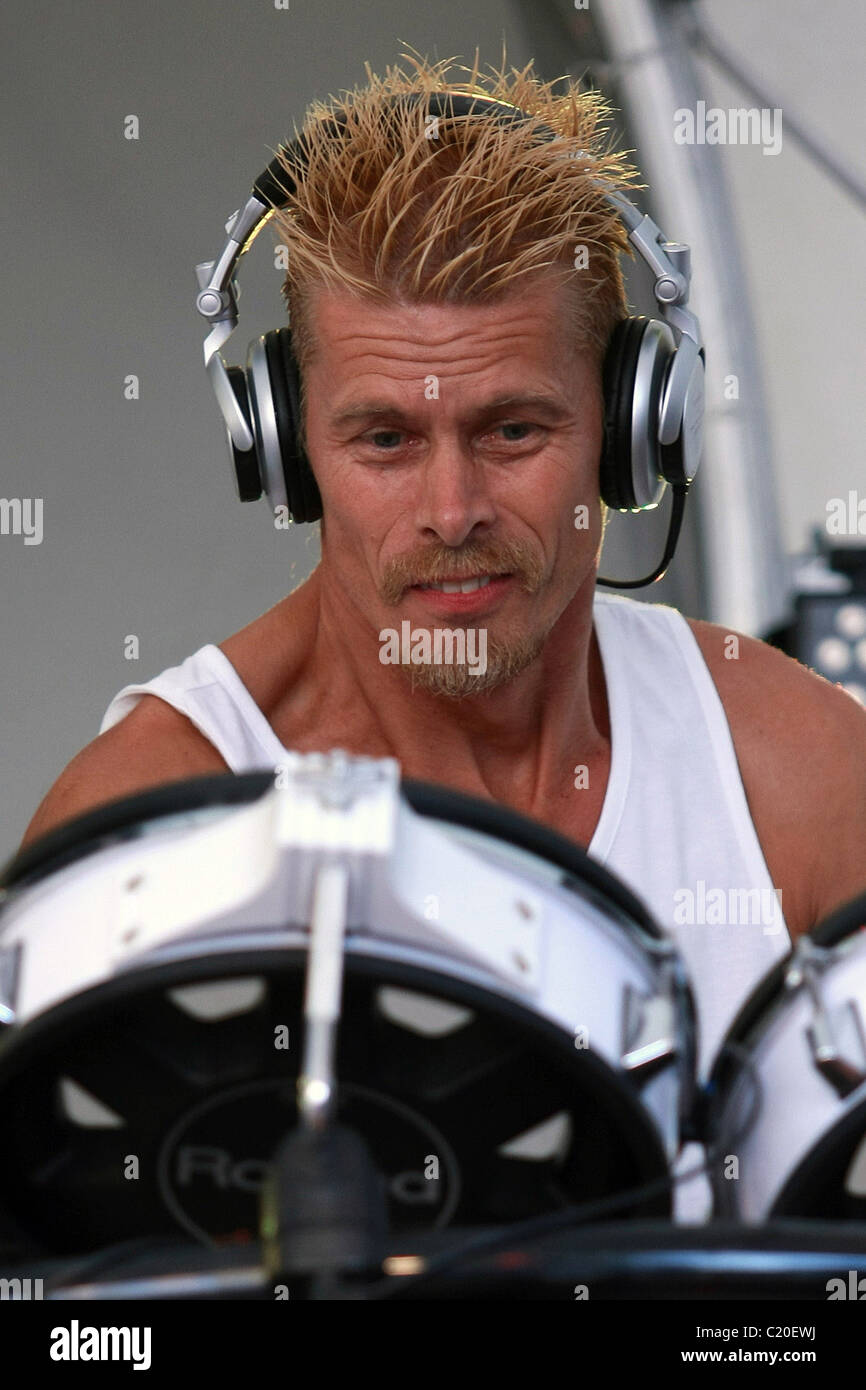 Jez Strode Kajagoogoo perform live at Hobbles On The Cobbles in ...