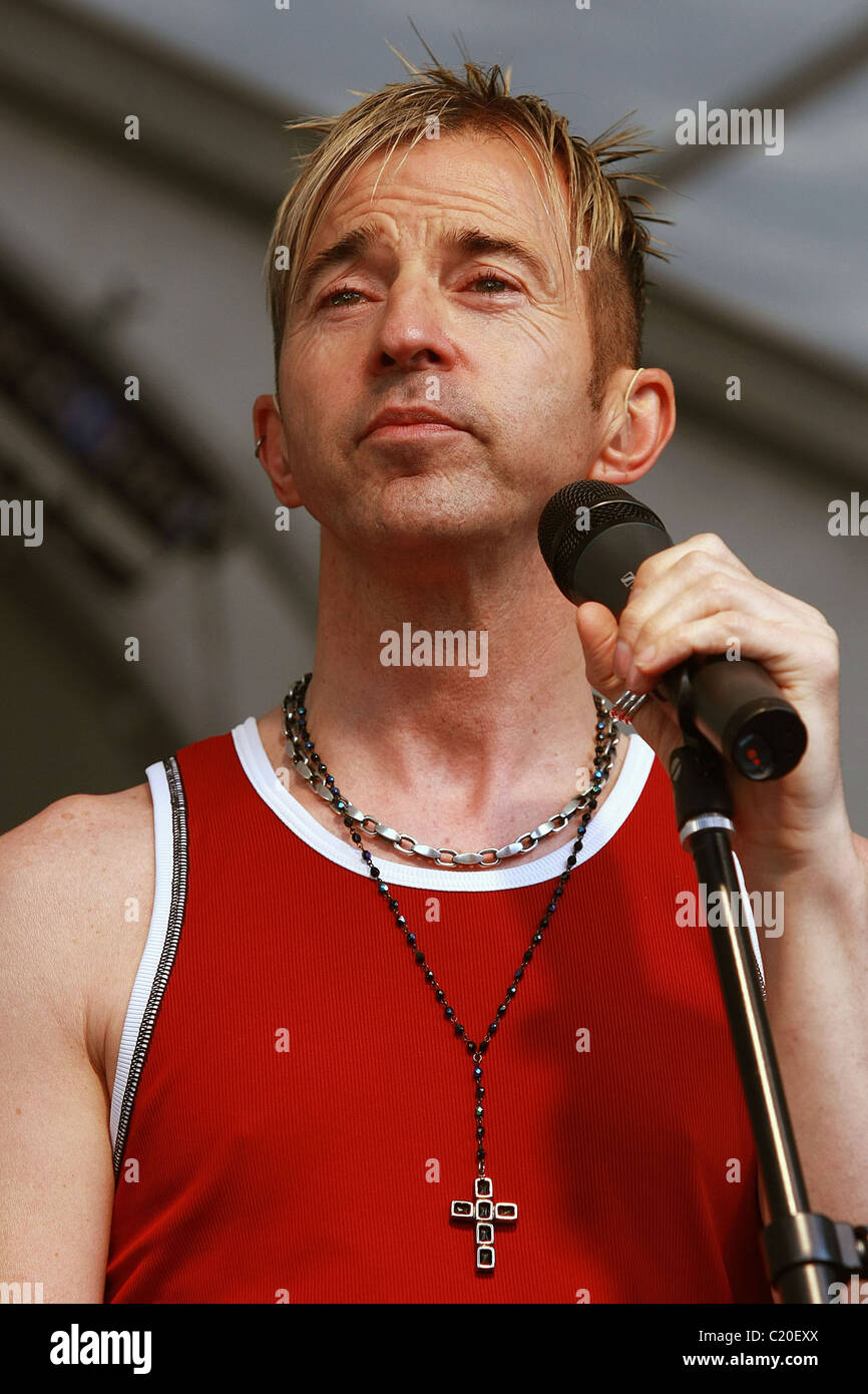 Limahl Kajagoogoo perform live at Hobbles On The Cobbles in Aylesbury's ...