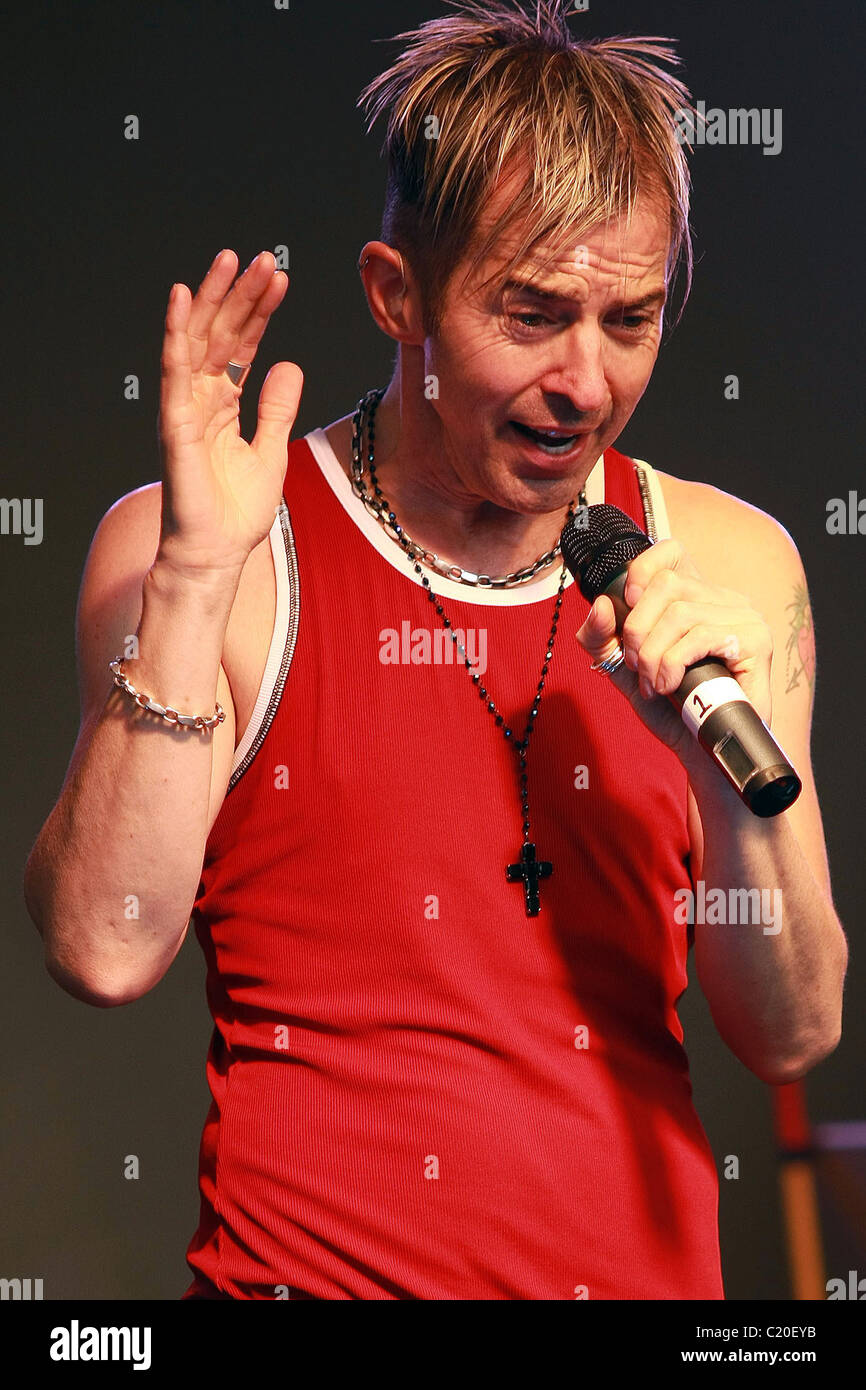 Limahl Kajagoogoo perform live at Hobbles On The Cobbles in Aylesbury's ...