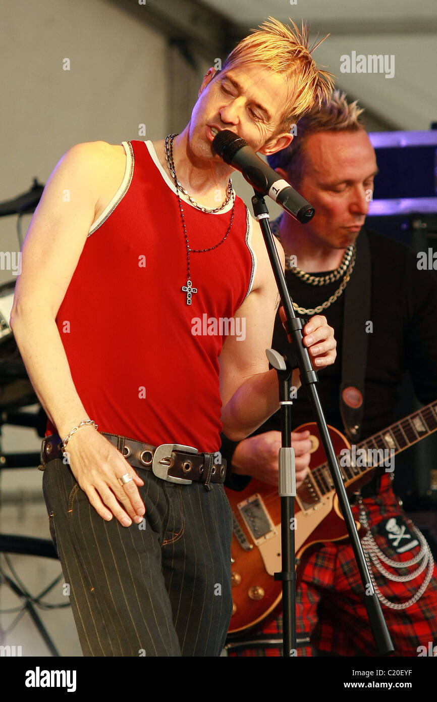 Limahl and Steve Askew Kajagoogoo perform live at Hobbles On The ...