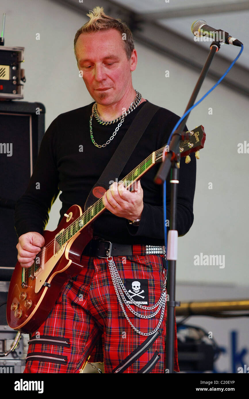 Steve Askew Kajagoogoo perform live at Hobbles On The Cobbles in ...