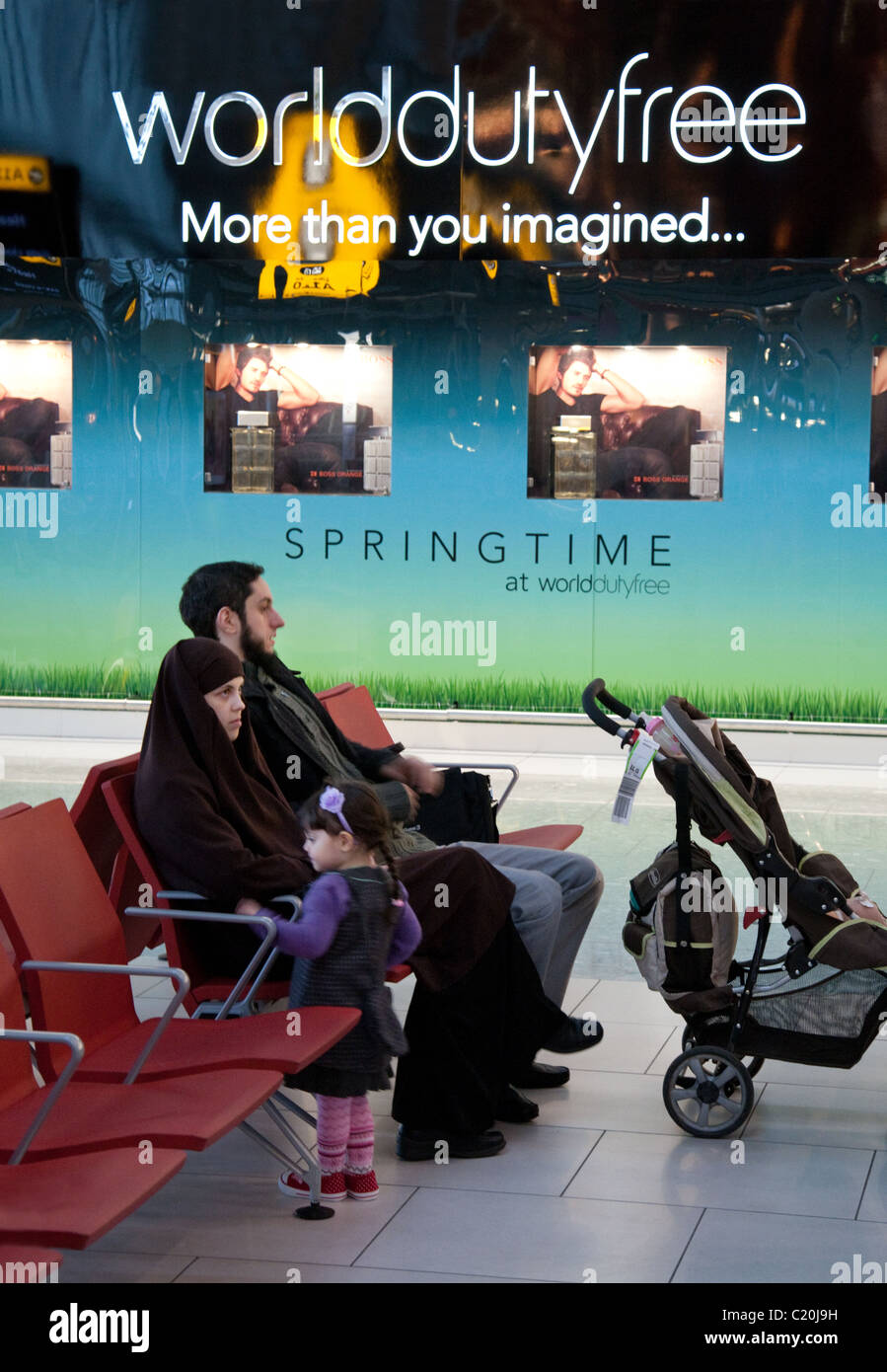 Family at an airport terminal hi-res stock photography and images - Alamy