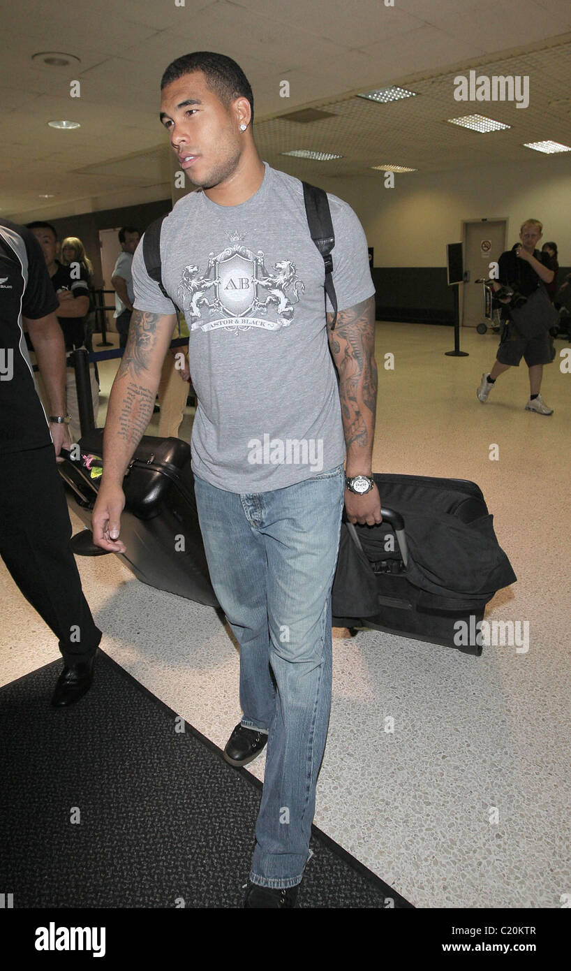 Girls Aloud singer Nadine Coyle and her boyfriend Jason Bell arrive at LAX on an Air New Zealand ...