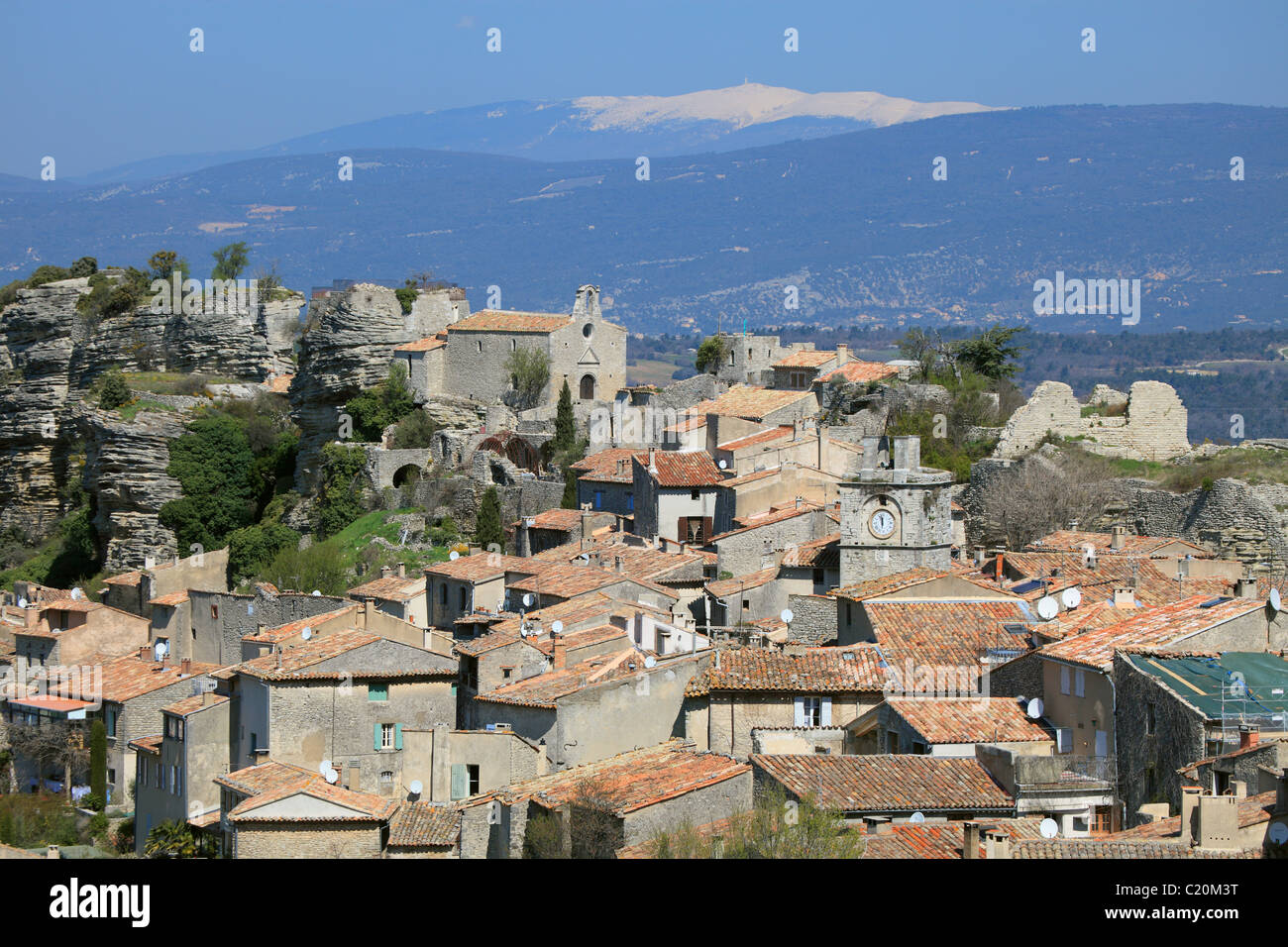Overview of the village of Saignon in the Luberon Stock Photo - Alamy