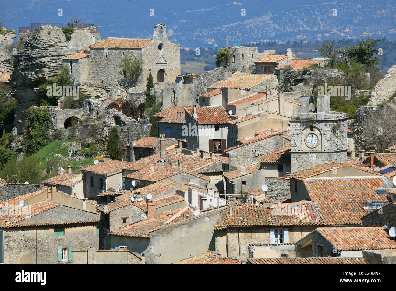Overview of the village of Saignon in the Luberon Stock Photo - Alamy