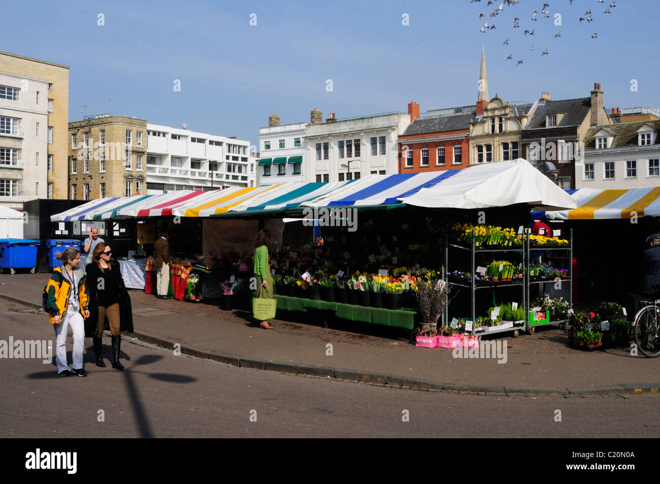 Shoppers market stalls hi-res stock photography and images - Alamy