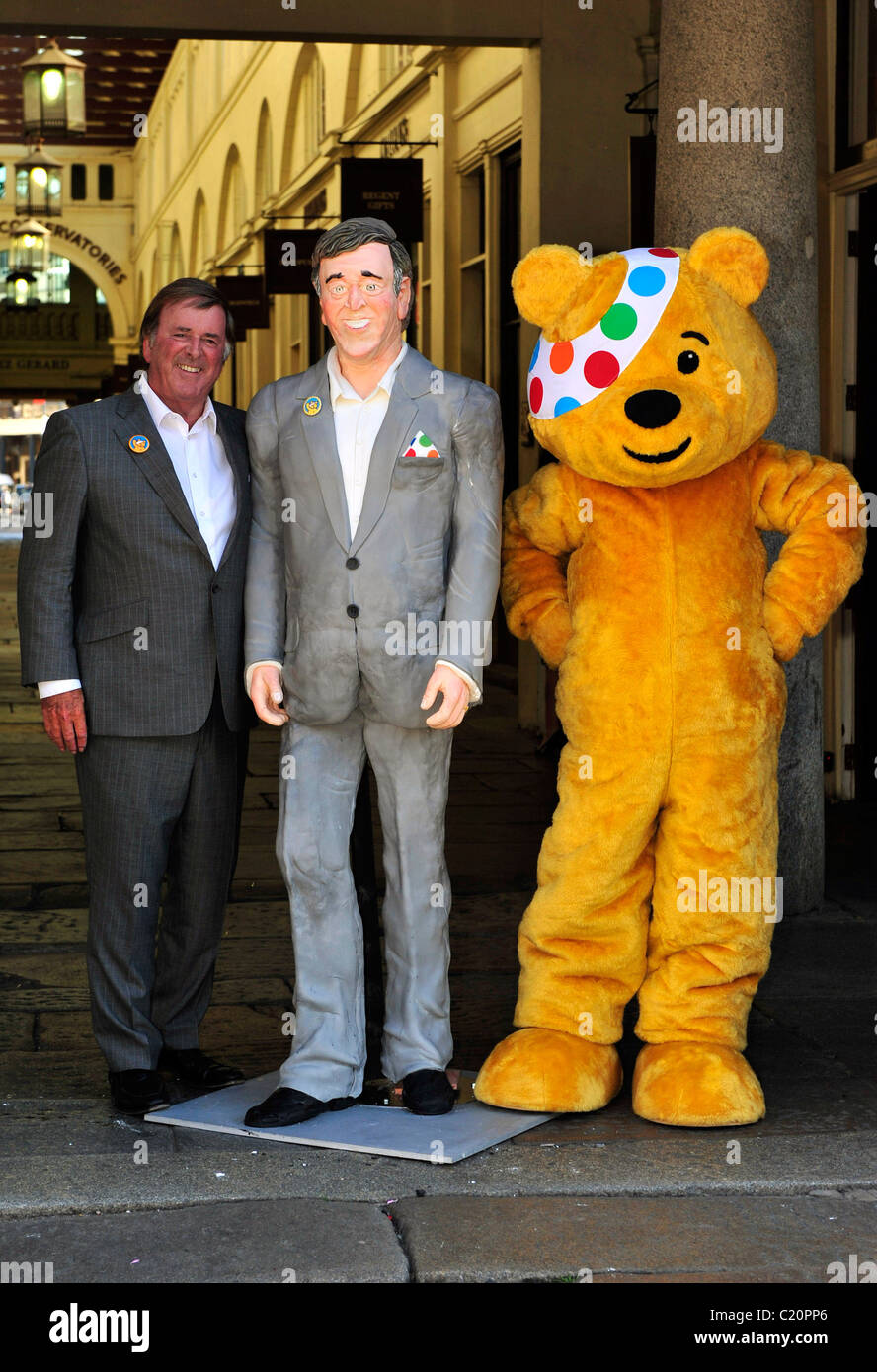 Terry Wogan poses with Pudsy Bear and a life size cake made in his ...