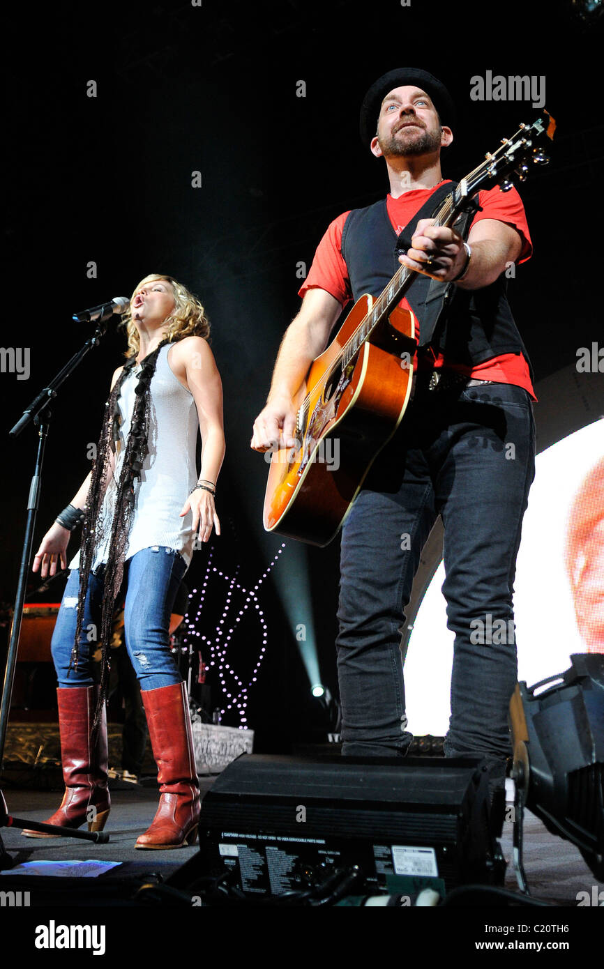 Jennifer Nettles and Kristian Bush of Sugarland perform at the Bank ...