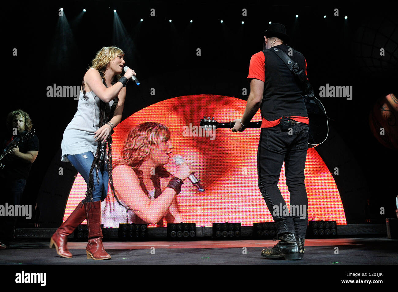 Jennifer Nettles and Kristian Bush of Sugarland perform at the Bank ...