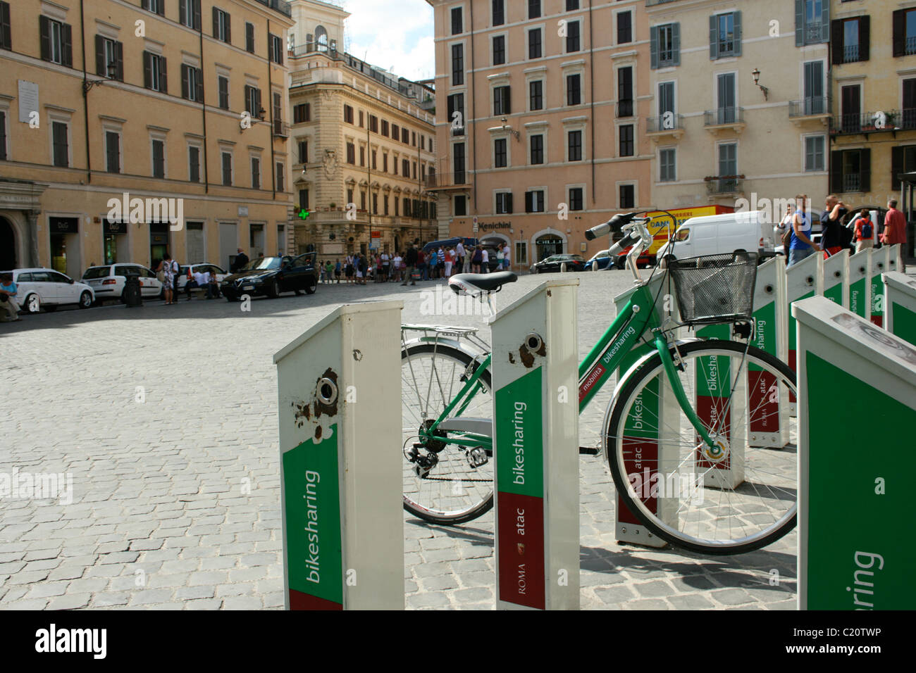 Cycle hire in Roma, Italy Stock Photo - Alamy