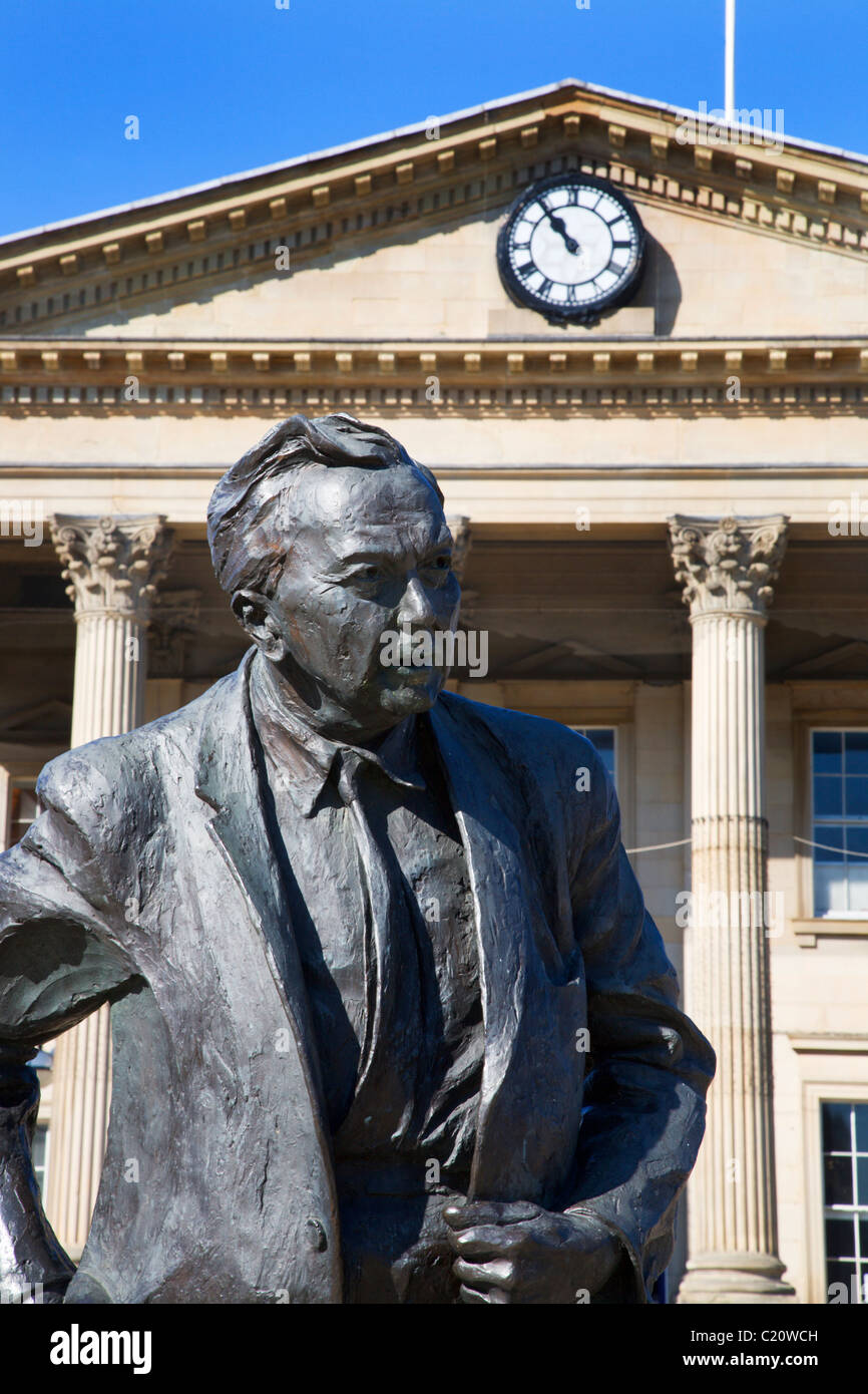 Harold wilson statue huddersfield west hi-res stock photography and ...