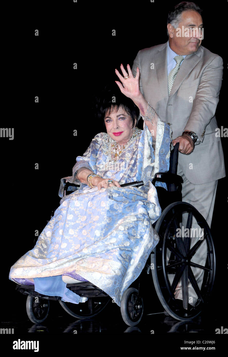 Elizabeth Taylor 2009 Macy's Passport fashion show held at the Barker ...