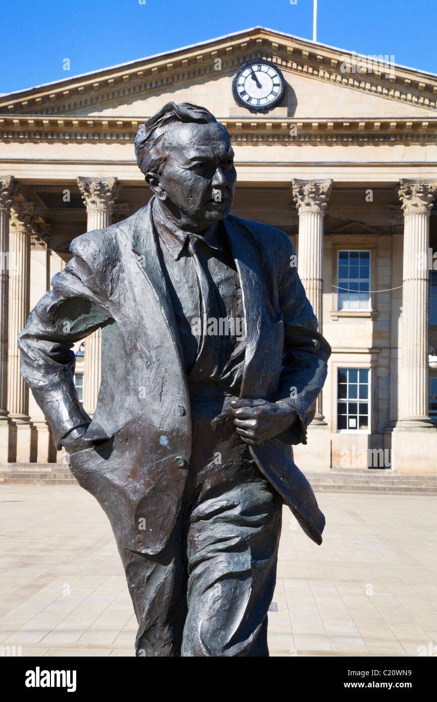 Statue harold wilson huddersfield west hi-res stock photography and ...