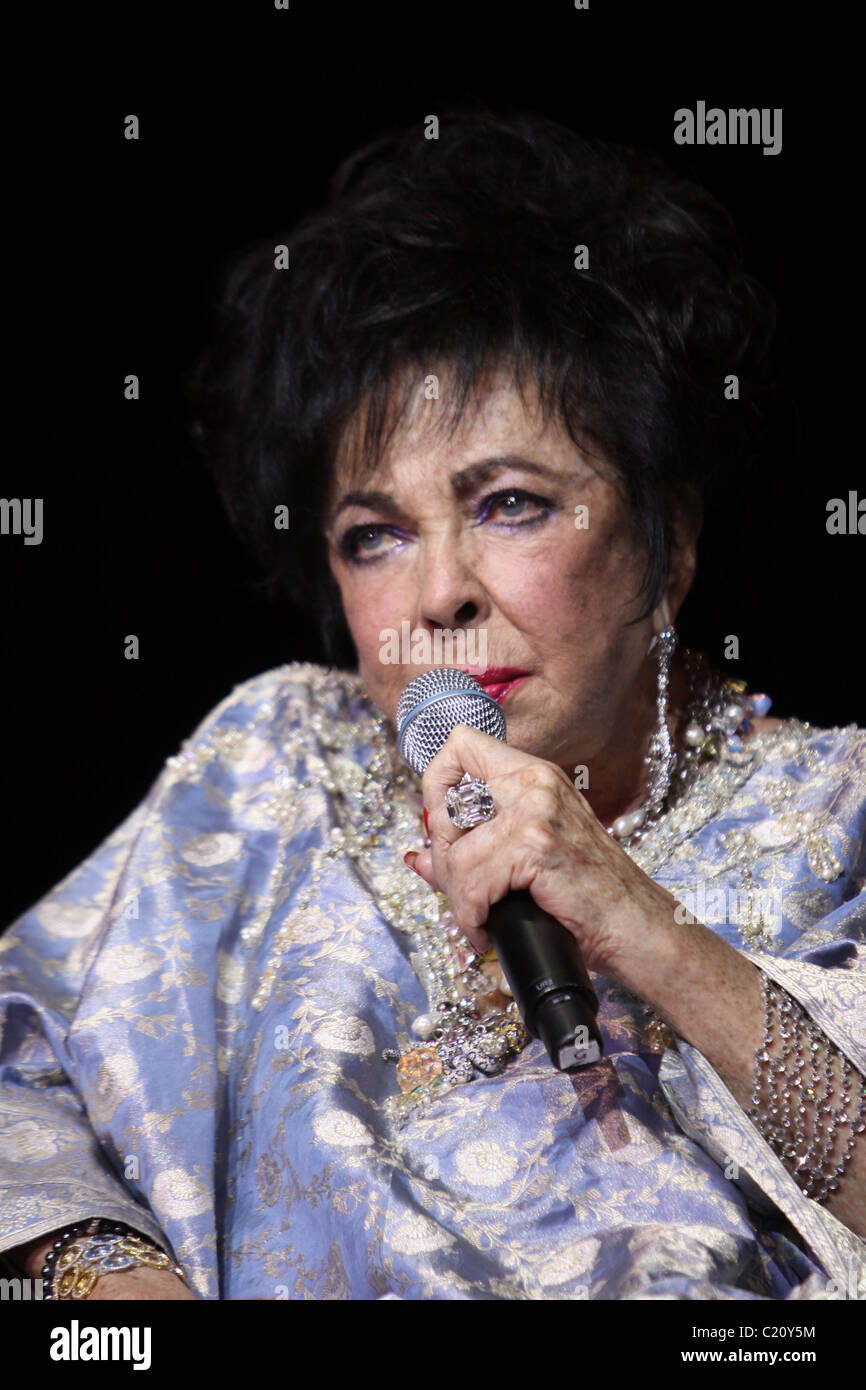 Dame elizabeth taylor 2009 macys hi-res stock photography and images ...