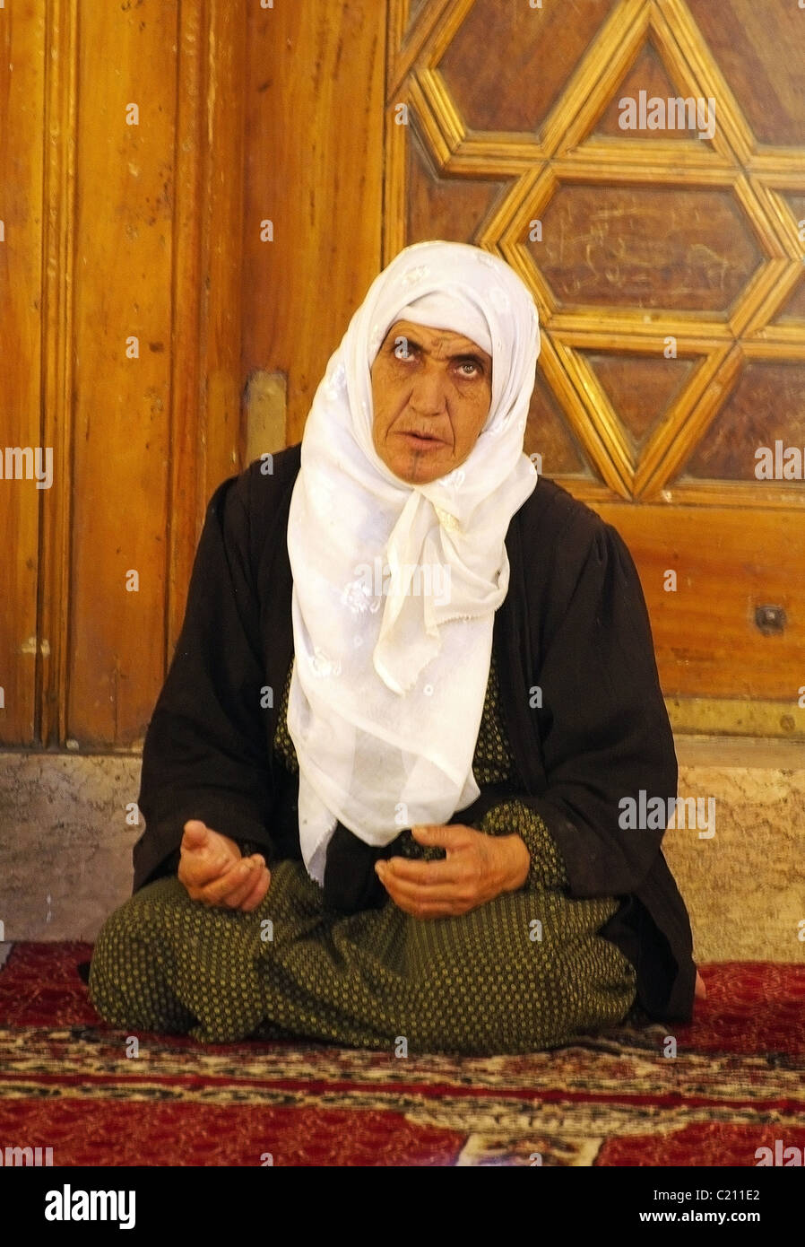 Women in traditional clothes damascus hi-res stock photography and ...