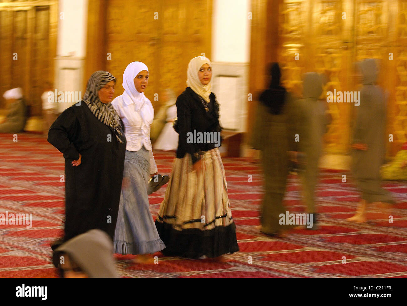 Women in traditional clothes damascus hi-res stock photography and ...