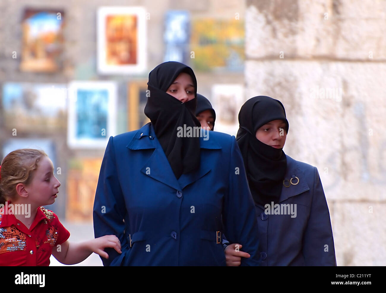 Women in traditional clothes damascus hi-res stock photography and ...