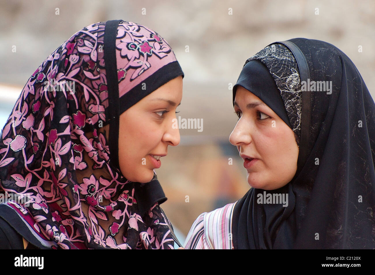 Women in traditional clothes damascus hi-res stock photography and ...