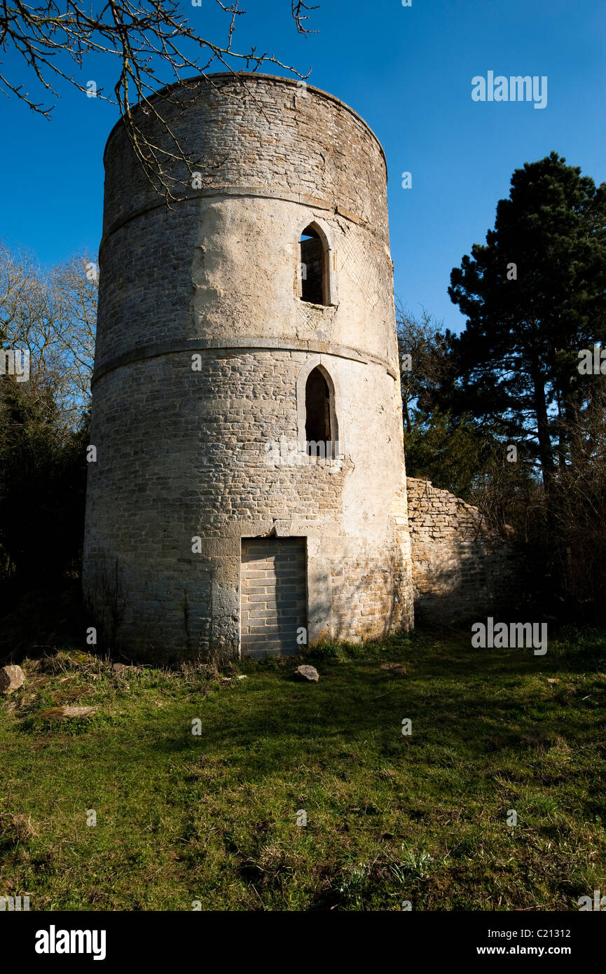 Derelict Coates Roundhouse on the Thames and Severn Canal in ...
